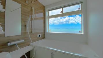 Casa Familiar, não fumadores, em frente ao mar (Max10,7 beds,2 parkings,KIN1-C-) | Casa de banho | Um polibã e uma banheira separados, artigos de higiene pessoal grátis