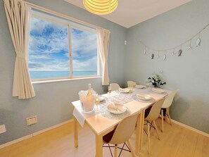 Casa Familiar, não fumadores, em frente ao mar (Max10,7 beds,BBQ,2 parkings,KIN1-D-) | Sala de estar | TV de ecrã plano 