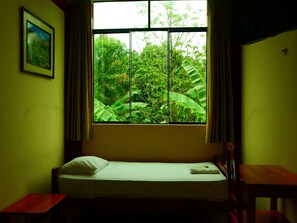 Quarto Individual | Roupa de alta qualidade, cofre no quarto, secretária, Wi-fi grátis