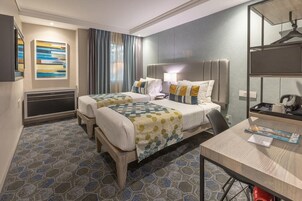 Minibar, cofre no quarto, secretária, quartos insonorizados 