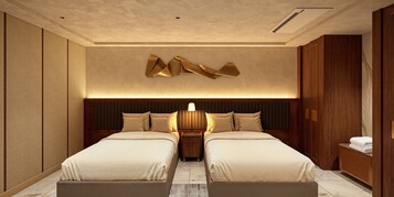 Quarto de hotel com duas camas, uma cabeceira de madeira, uma luminária na parede e um guarda-roupa de madeira.