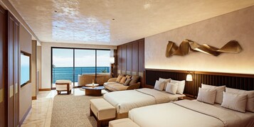 Quarto de hotel com uma grande janela, uma cama, um sofá e uma mesa de centro.