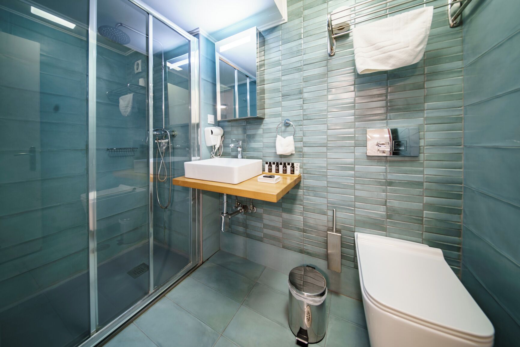 Quarto Quádruplo Familiar, 1 quarto, cozinha, mezanino | Casa de banho | Um polibã, um chuveiro de hidromassagem, produtos de higiene exclusivos 