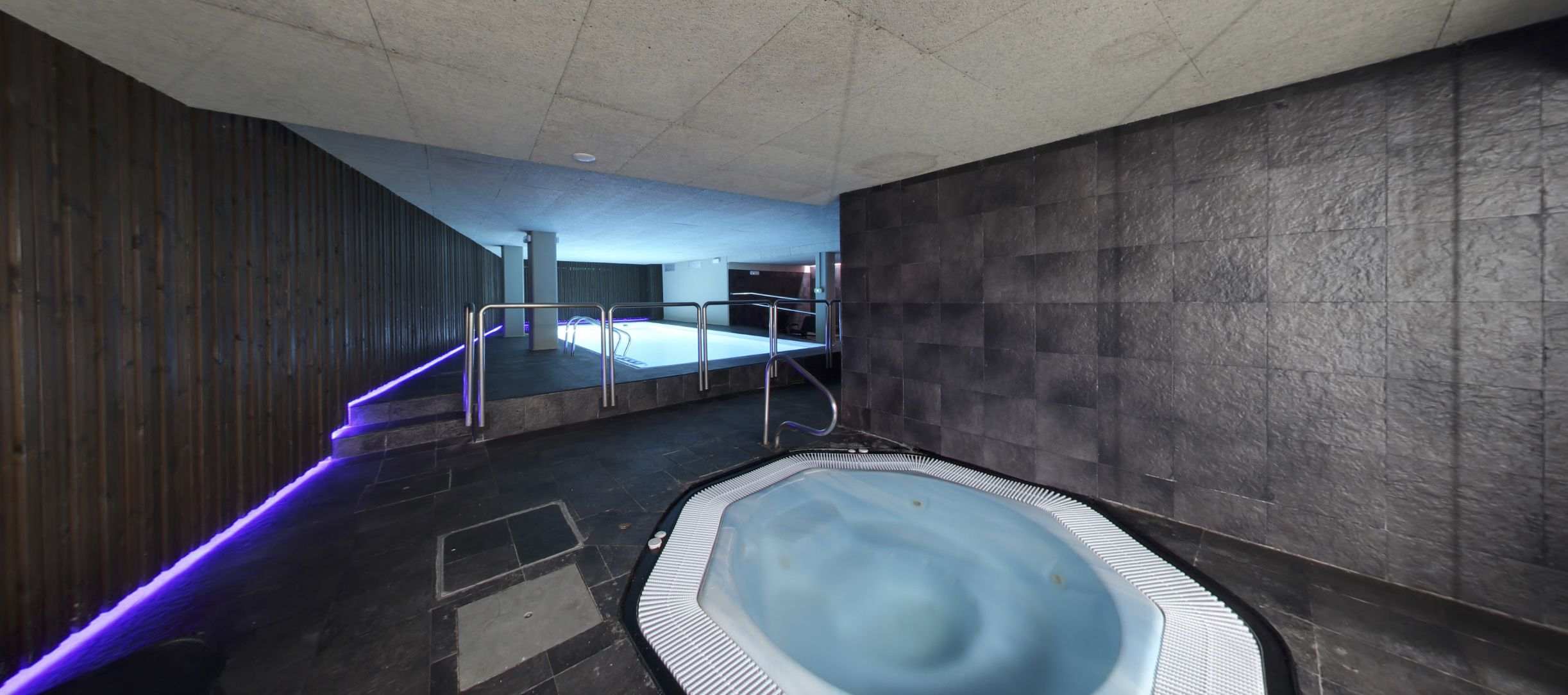 Banheira de hidromassagem interior