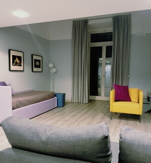 Suíte luxo, 2 quartos (Home Naples) | Área de estar | TV de tela plana 32 polegadas com canais a cabo, TV