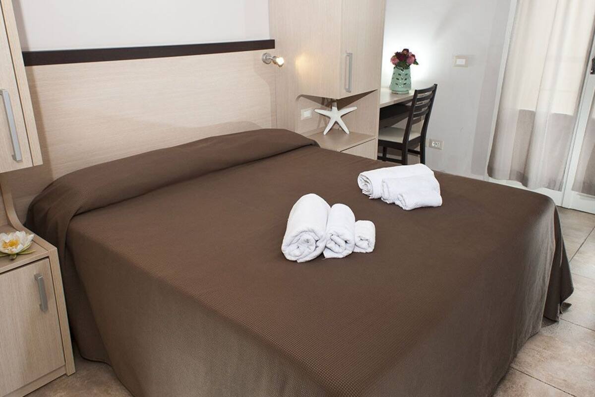 Quarto casal | Cofres nos quartos, escrivaninha, Wi-Fi de cortesia, roupa de cama