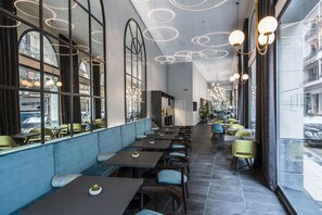 Pequeno-almoço tipo buffet diário (16.50 EUR por pessoa) 