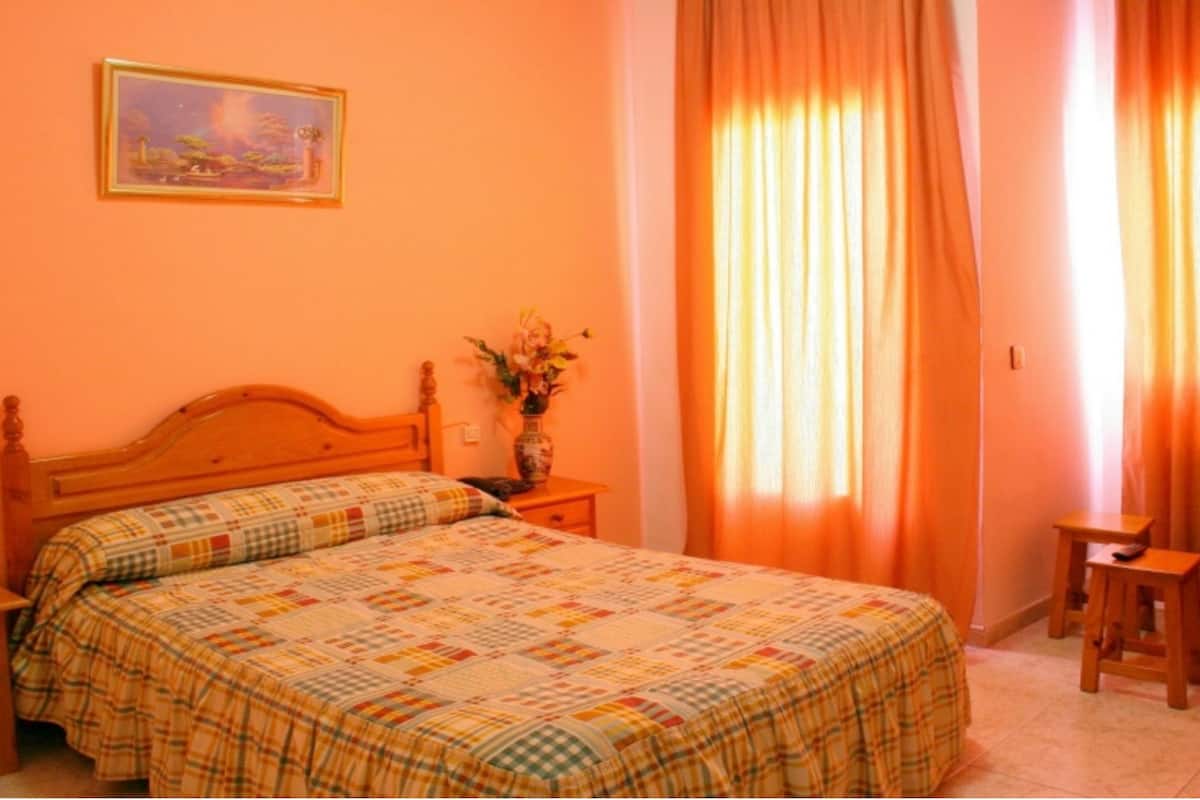 Cofre no quarto, secretária, cortinas/cortinados opacos