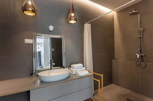 Quarto casal de uso individual | Banheiro | Chuveiro, produtos de toalete grátis, secador de cabelo