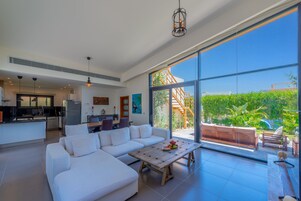 Villa de Luxo | Sala de estar | Smart TV de 37 de polegadas com canais por cabo, televisor, Netflix 