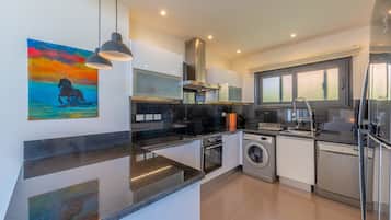 Vila superluxo | Cozinha privada | Geladeira, micro-ondas, fogão, cooktop