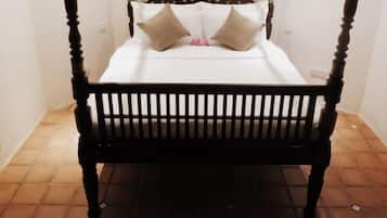 Suíte tradicional, banheira de hidromassagem, no pátio | 1 quarto, roupas de cama premium, cofres nos quartos, escrivaninha
