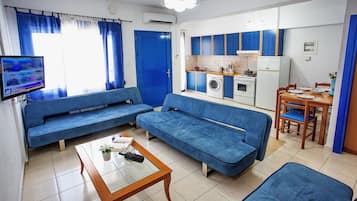 Apartamento (5 Adults) | Área de estar | TV de tela plana 32 polegadas com canais digitais, TV