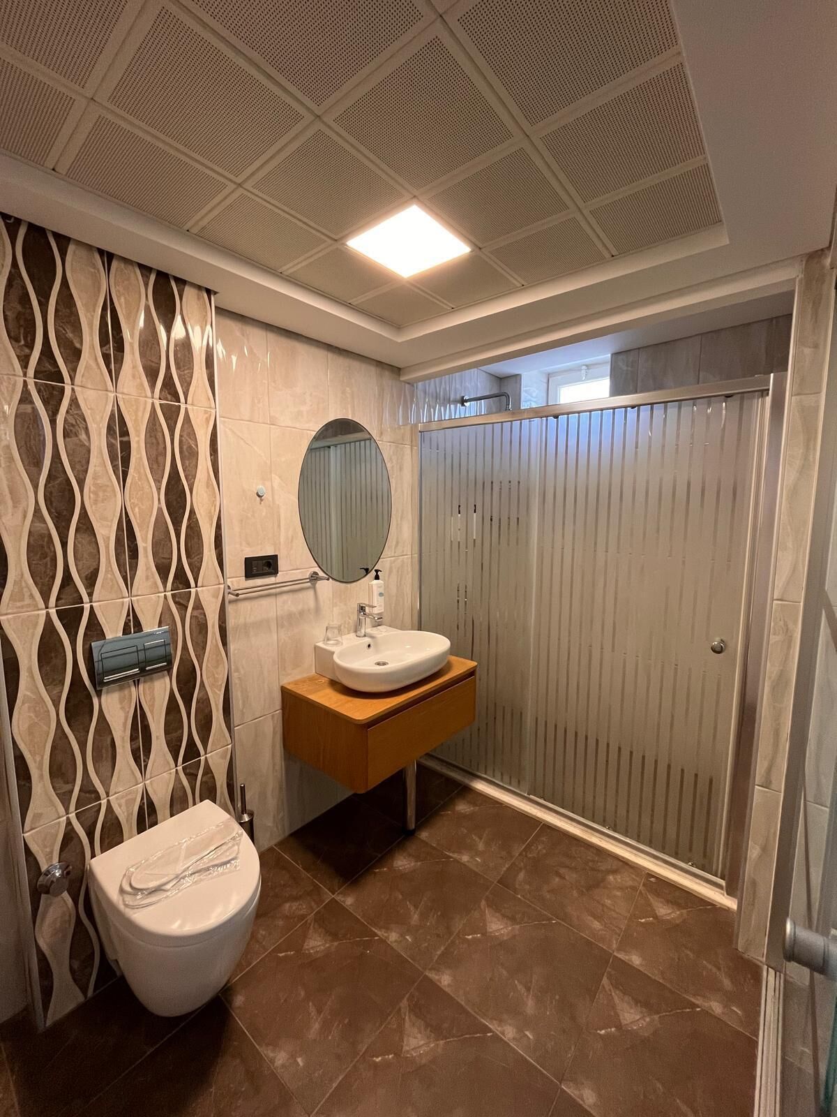 Quarto triplo standard, 3 camas de solteiro | Banheiro | Chuveiro, chuveiro com efeito de chuva, produtos de toalete grátis 