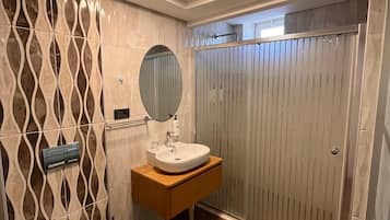 Quarto triplo standard, 3 camas de solteiro | Banheiro | Chuveiro, chuveiro com efeito de chuva, produtos de toalete grátis