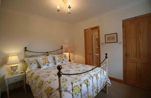 Quarto casal, suíte | Wi-Fi de cortesia, roupa de cama