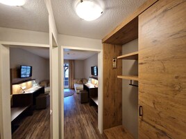 Quarto Comfort, varanda (A) | Secretária, Wi-fi grátis, roupa de cama fornecida 