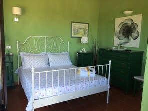 Escrivaninha, cortinas blackout, Wi-Fi de cortesia, roupa de cama