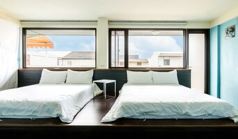 Quarto Quádruplo Familiar, varanda | 1 quarto, roupa de alta qualidade, secretária 