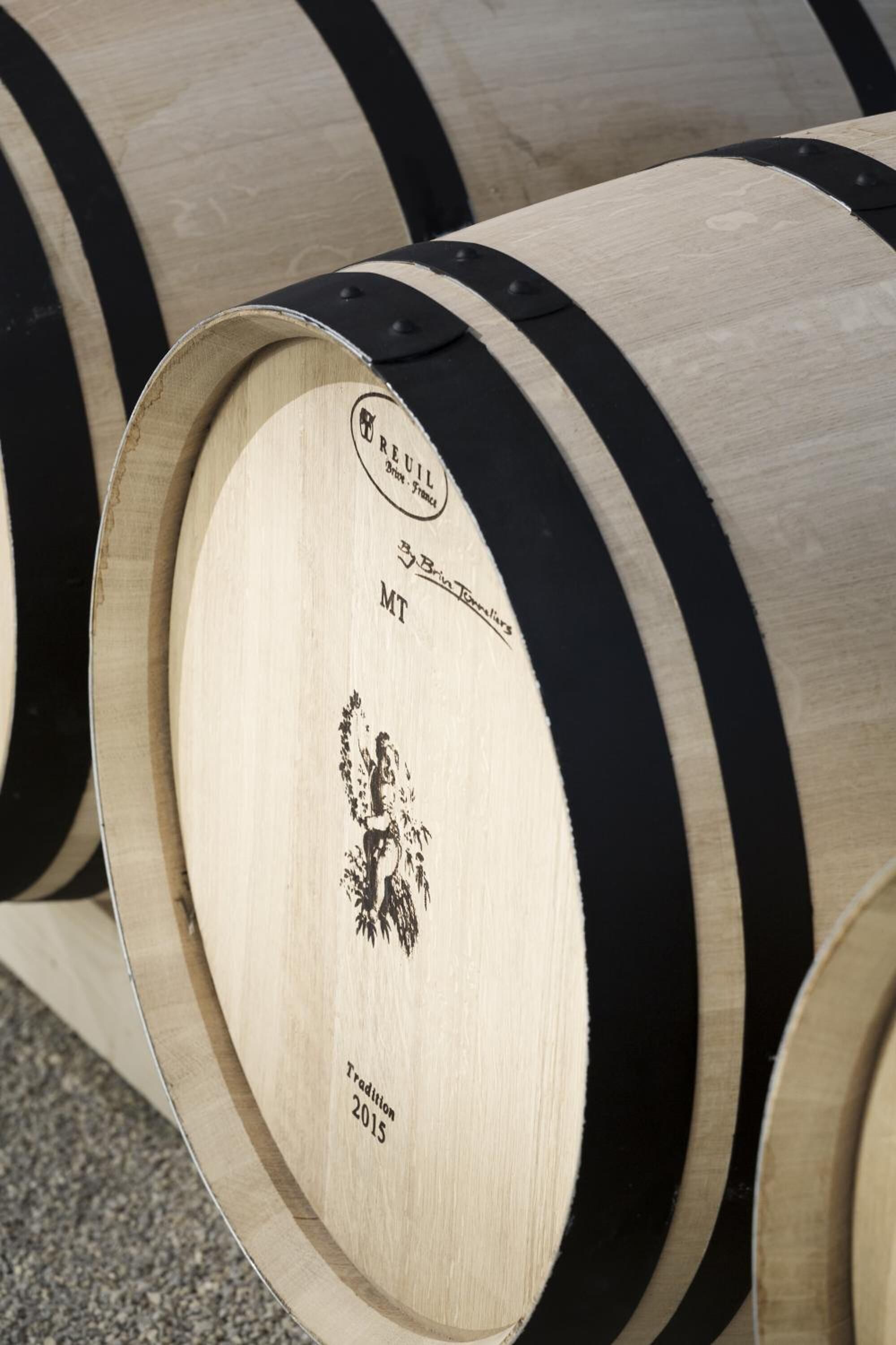Close-up de um barril de madeira com etiqueta indicando "Tradition 2015" e um logotipo.