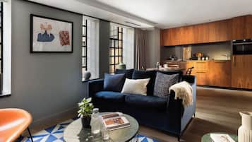 Apartamento, 2 quartos | Sala de estar | Televisor de ecrã plano de 42 polegadas com canais via satélite