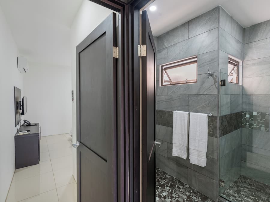 Apartamento Deluxe, 1 quarto | Casa de banho | Um polibã, toalhas fornecidas