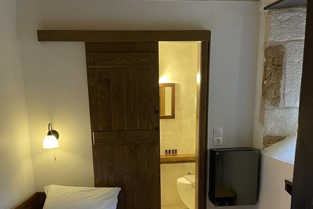 Quarto solteiro básico, vista para o pátio | 1 quarto, frigobar, escrivaninha, quartos à prova de som