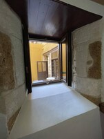 Quarto Individual Básico, vista para o pátio | 1 quarto, minibar, secretária, quartos insonorizados 