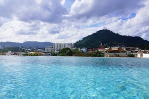 Piscina externa, espreguiçadeiras