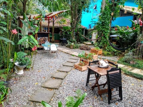 Terrenos do alojamento. Mambembe Hostel - Ilha Grande