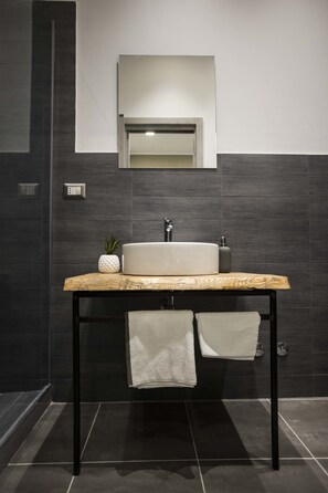 Quarto casal design | Banheiro | Chuveiro, produtos de toalete grátis, secador de cabelo, bidê