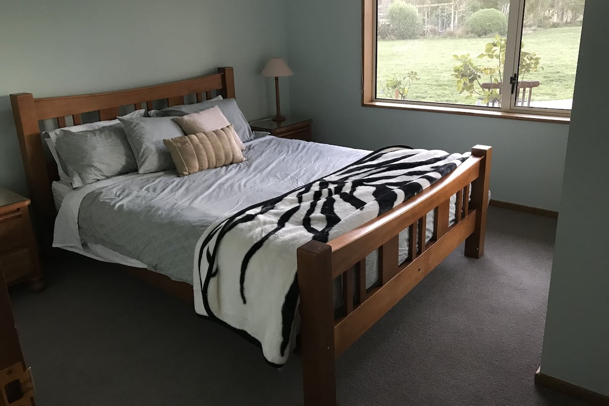 Quarto casal conforto, 1 cama Queen | Wi-Fi de cortesia, roupa de cama