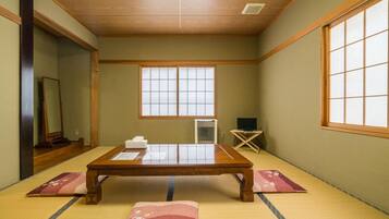 Quarto Tradicional, não fumadores, casa de banho partilhada (No meal) | Edredões de penas, secretária, Wi-fi grátis, roupa de cama fornecida