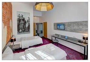 Quarto Twin, 2 camas individuais | Cofre no quarto, secretária, quartos insonorizados