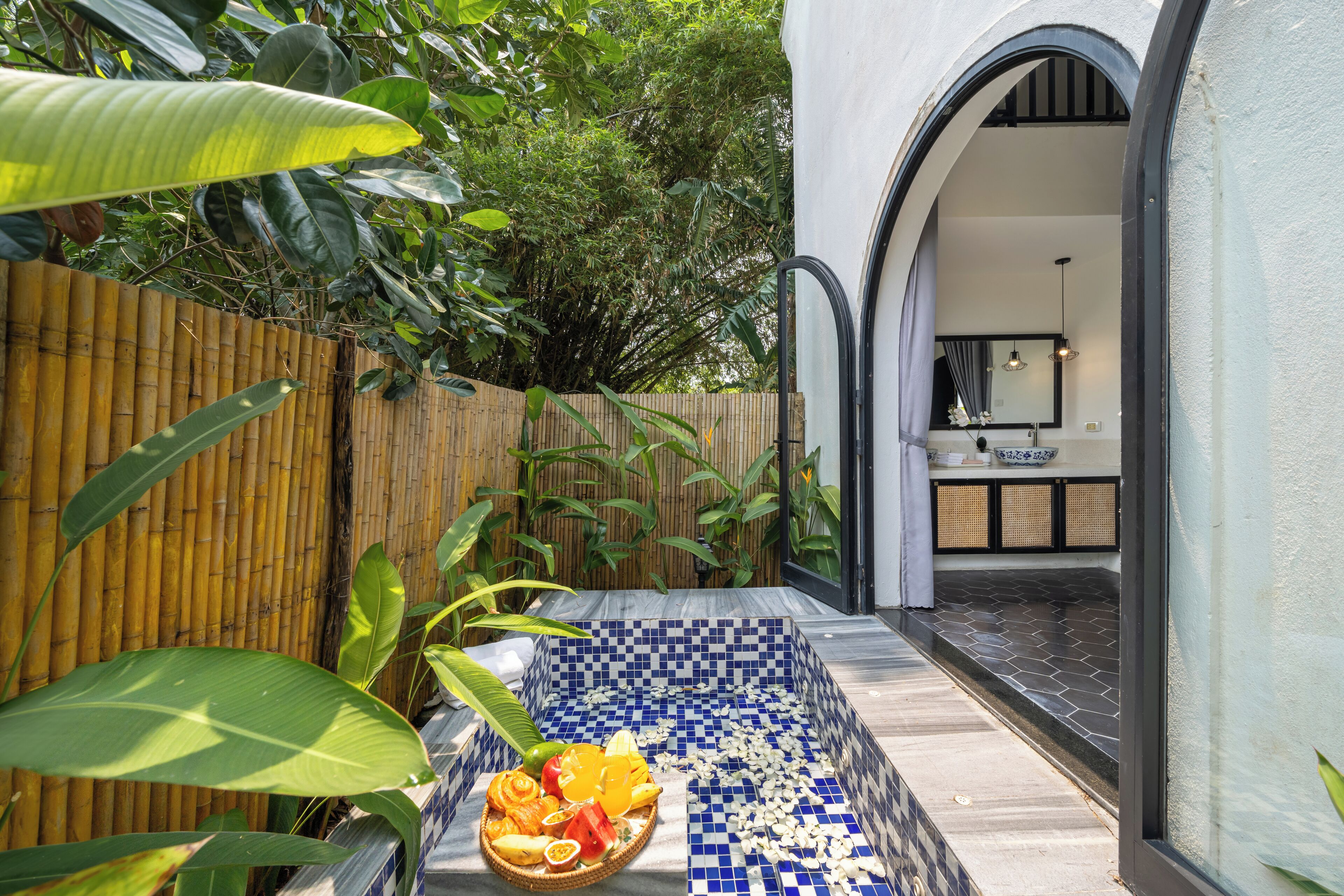 Duplex família, vista para o jardim | Banheiro | Produtos de toalete grátis, secador de cabelo, roupões de banho 