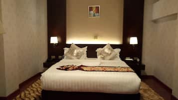 Suite-Estúdio Deluxe, 1 cama king-size, acessível, não fumadores | Roupa de alta qualidade, minibar, cofre no quarto, secretária
