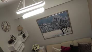 Apartamento, varanda | Sala de estar | TV de ecrã plano