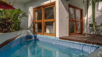 Quarto Duplo de Luxo, piscina privativa, vista para a piscina | 1 quarto, cofre no quarto, Wi-fi grátis, roupa de cama fornecida