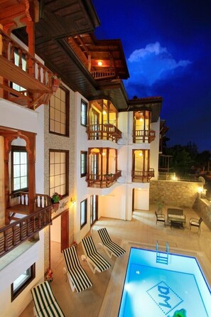 Fachada da propriedade à noite