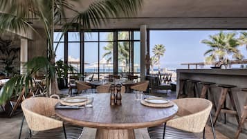 2 restaurantes: servem pequenos-almoços, almoços e jantares