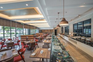 Pequeno-almoço tipo buffet diário (65 MYR por pessoa) 