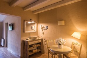 Quarto Clássico com Cama de Casal, 1 cama king-size, varanda, vista para o jardim | Casa de banho | Um polibã, toalhas fornecidas 