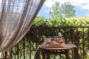 Quarto Triplo Deluxe, vista para o jardim | Varanda