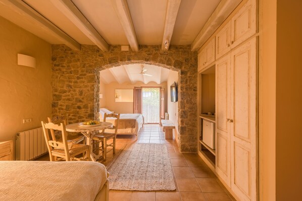 Quarto Triplo Comfort, vista para o jardim | Secretária, quartos insonorizados, ferro/tábua de engomar, Wi-fi grátis 