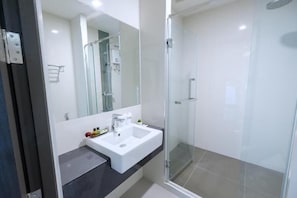 Chuveiro, produtos de toalete grátis, secador de cabelo
