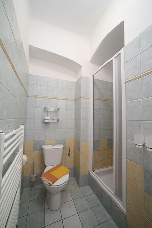 Quarto casal standard | Banheiro | Produtos de toalete grátis, secador de cabelo, toalhas de banho 