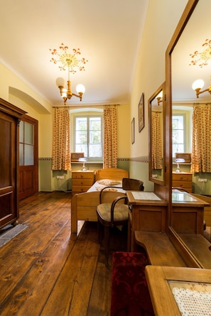Quarto casal superior | Wi-Fi de cortesia, roupa de cama