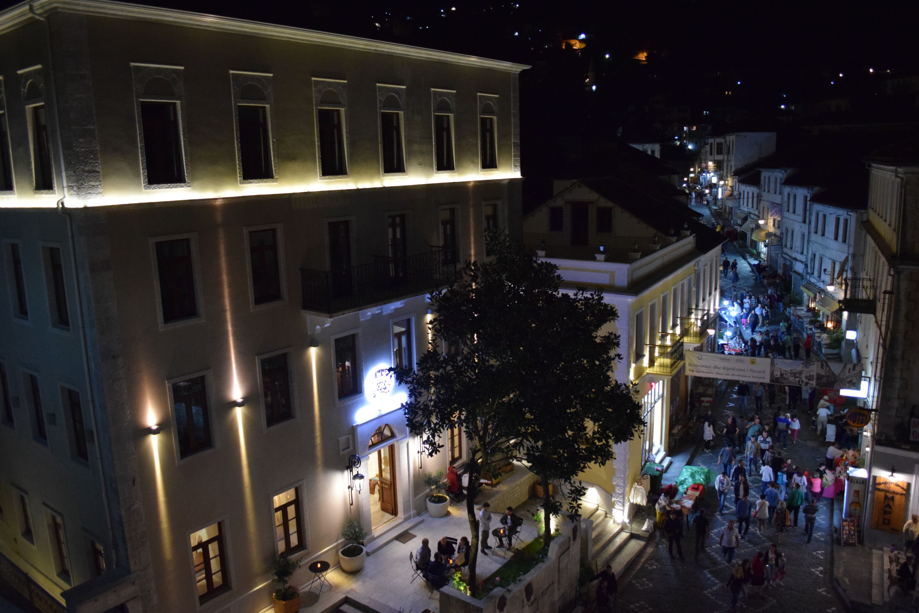 Fachada da propriedade à noite