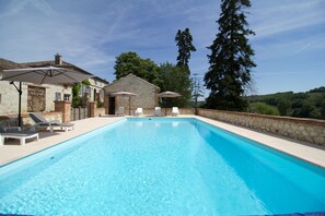 Piscina externa sazonal, funciona das 8h às 20h, guarda-sóis