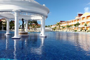 Piscina exterior, guarda-sóis, espreguiçadeiras